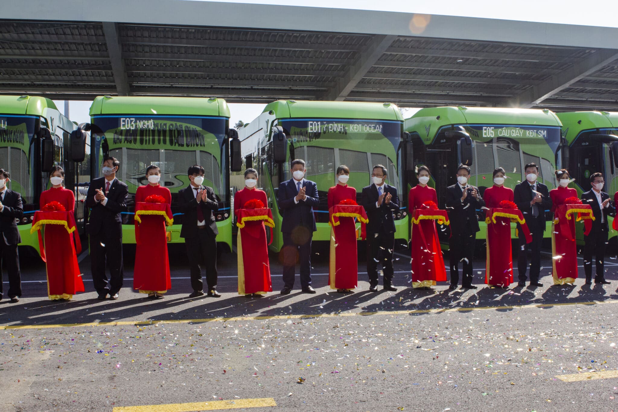 Ha Noi operates its first three E-bus routes - Changing Transport